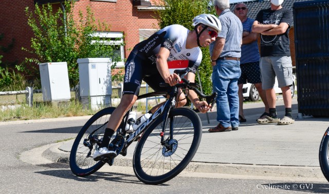 Davide Bomboi moet nipt de duimen leggen voor Fransman | cyclingsite.be