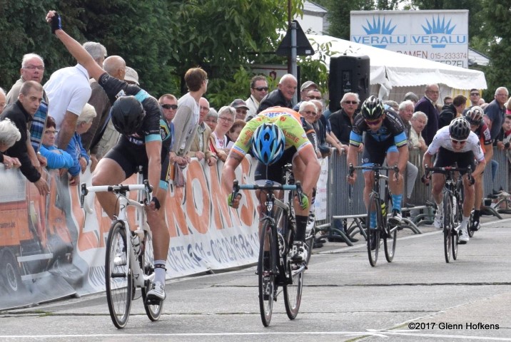 Joren Segers wint millimeterspurt van Robin Mertens in Onze-Lieve-Vrouw ...