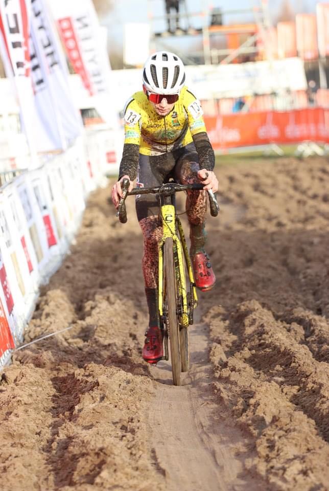 Arthur Van Den Boer wint in de modder van Essen | cyclingsite.be