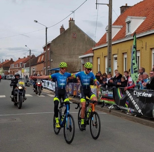 Jasper Schoofs en Senna Remijn samen naar de finish in Frankrijk ...