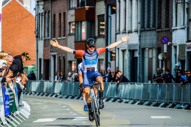 Senne Galle klopt Nils Maerevoet in de sprint te Ninove | cyclingsite.be