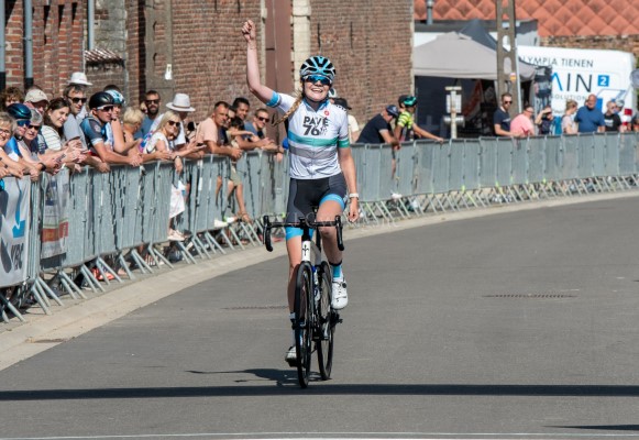 Megan Arens wint solo eerste rit van 2-daagse Vermarc Cycling Project ...