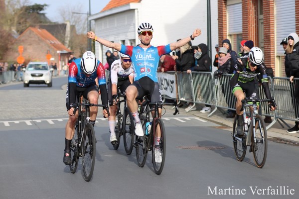 Robbe Claeys snelste van 6 in Moorslede-Slypskapelle | cyclingsite.be