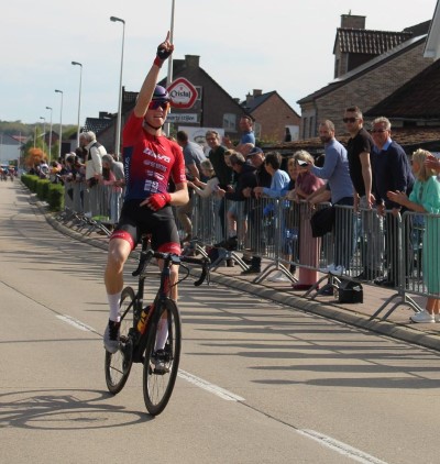 Arthur Mertens solo naar zijn eerste zege | cyclingsite.be