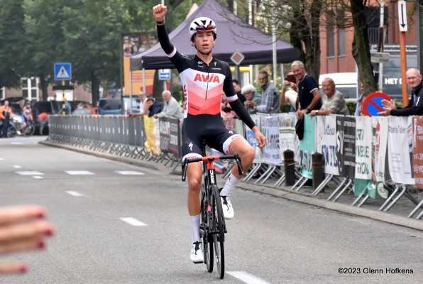 Lars D'Hollander maakt van de wedstrijd in Meerle een tijdrit ...
