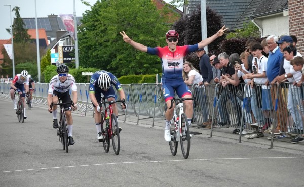 Ben Squire zegeviert in Sinaai | cyclingsite.be