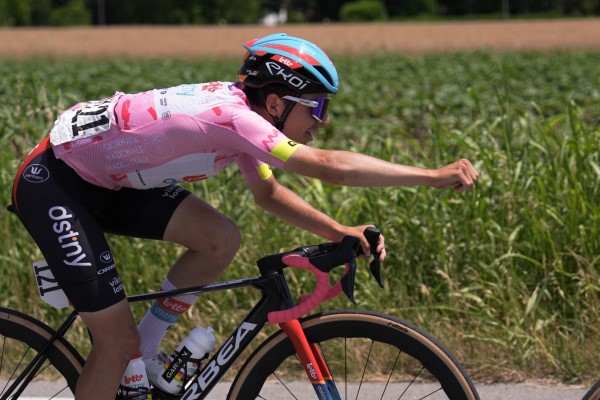 Jarno Widar is de eerste Belg die Giro Next Gen wint: "99% werk van het ...