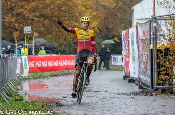 Fotoverslag cross Hever elite 3 & masters 18/11/23 | cyclingsite.be