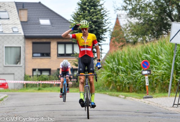 Maxime Smits wint seizoensopener in Steenhuffel: "Voor mijn idool Wout ...