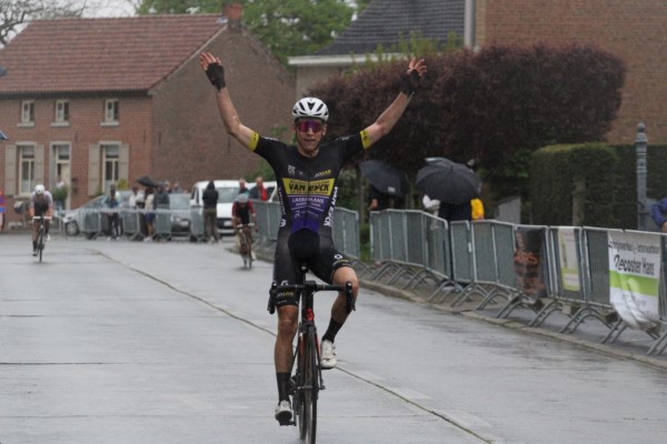 Tom Timmermans rijdt naar 2e zege van het seizoen in Herne | cyclingsite.be