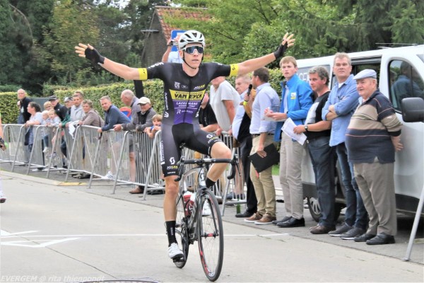 Tom Timmermans wint de sprint te Evergem | cyclingsite.be