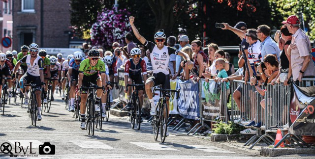 Davide BomBoi sprint naar zijn eerste zege in de Ronde van Oost ...