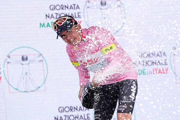 Jarno Widar is de jongste etappewinnaar in 20 jaar in de Giro Next Gen ...