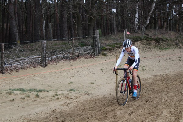 Mike Uytterhoeven en Niels Ceulemans zegevieren in Hechtel-Eksel ...
