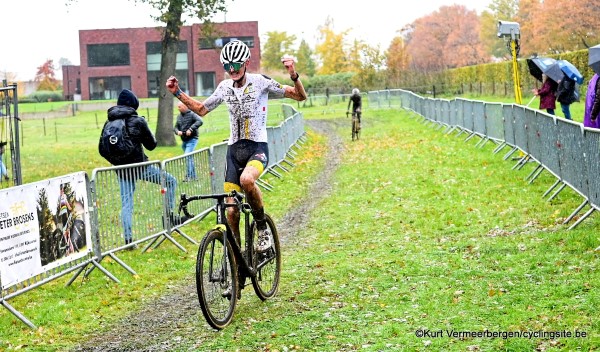 Vlaams kampioen Thomas Verdonck solo naar de overwinning (foto's ...