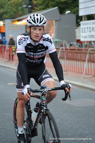 Robin Mertens wint laatste wedstrijd van het seizoen in Heist-op-den ...