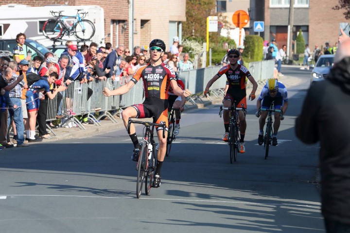 Davide Bomboi en Timo De Jong met de prijzen naar huis in Wambeek ...