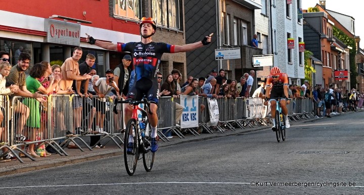 Daan Mariën wint de sprint tegen Thomas Demolder in Geel (foto's ...
