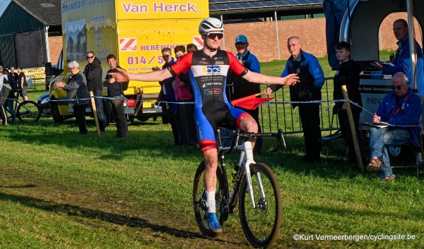 Niels Ceulemans wint solo zijn thuiscross in Herenthout (foto's ...