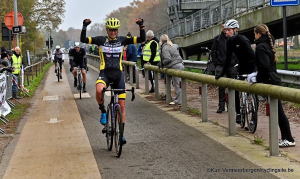 Fotoalbum cross Rijkevorsel 9-11-2024 : elite 3 & masters | cyclingsite.be