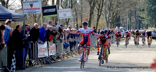 Gerrik Decoster wint de sprint van Davide Bomboi te Tessenderlo (foto's ...