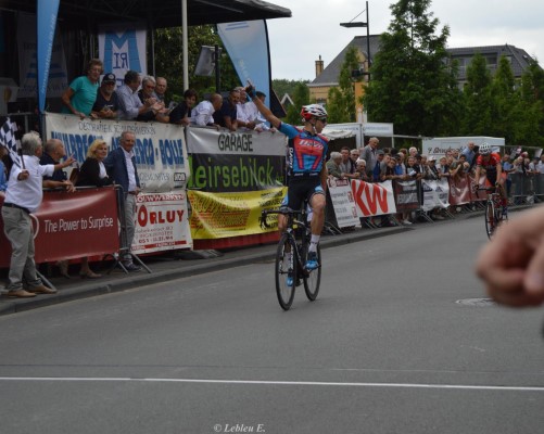 Joris Haex wint de sprint van Bas van Belle te Ingelmunster ...