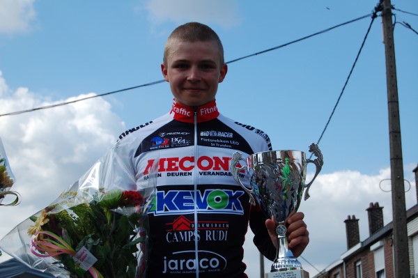 Thijs van Rooij solo naar derde seizoenszege in Herstal | cyclingsite.be