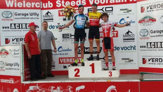 Lode Bertels wint de spurt van Wouter De Cleen in Kontich | cyclingsite.be