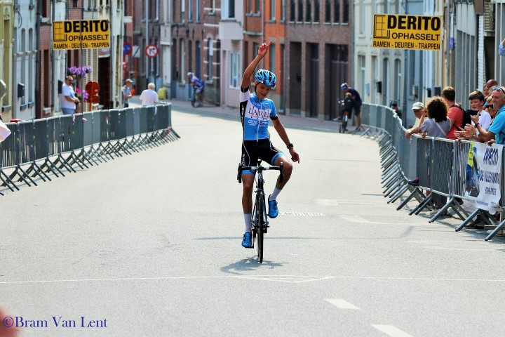 Maxim Dewulf solo naar eerste zege van het seizoen | cyclingsite.be
