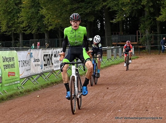 Seppe Sprangers wint spannende finale voor provinciale trui in ...