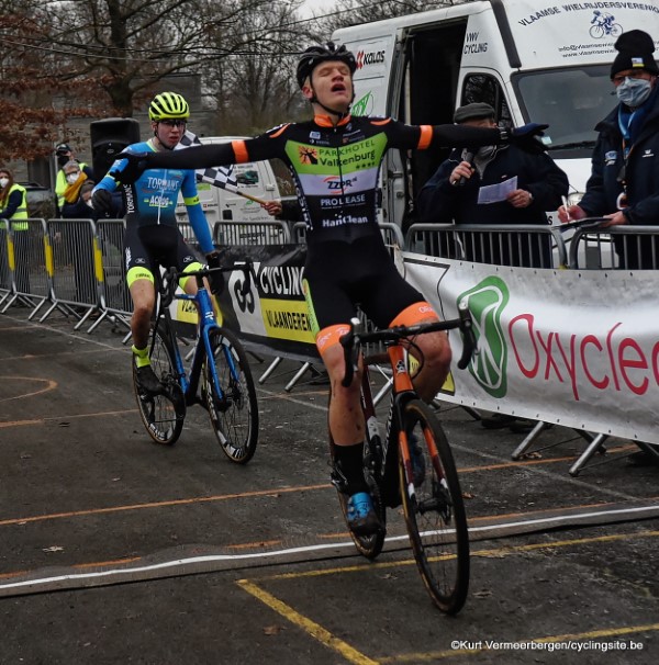Floris Haverdings wint sprint van Senna Remijn in Bonheiden (foto's ...
